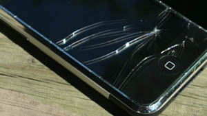 Apple Stores now fixing cracked iPhone screens in-house (Updated) - Ars ...