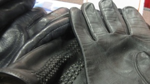 Leather iPhone gloves warm hands, hearts at Macworld - Ars Technica