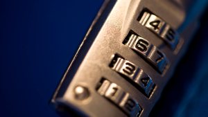 Security expert: iPhone password hack shows flawed security model - Ars ...