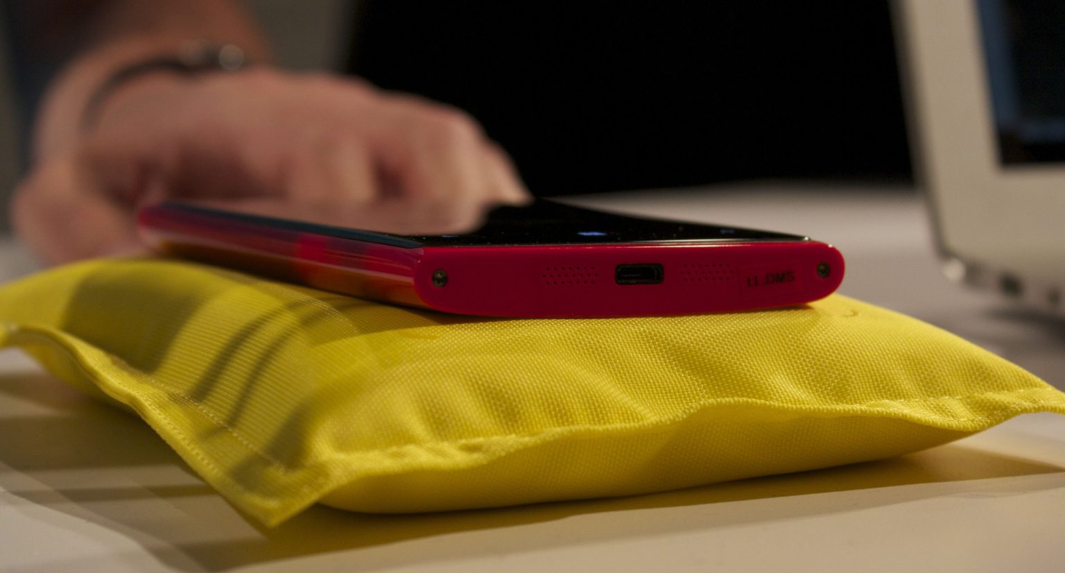 A closer look at Nokia Lumia 920's body and remarkable PureView camera ...