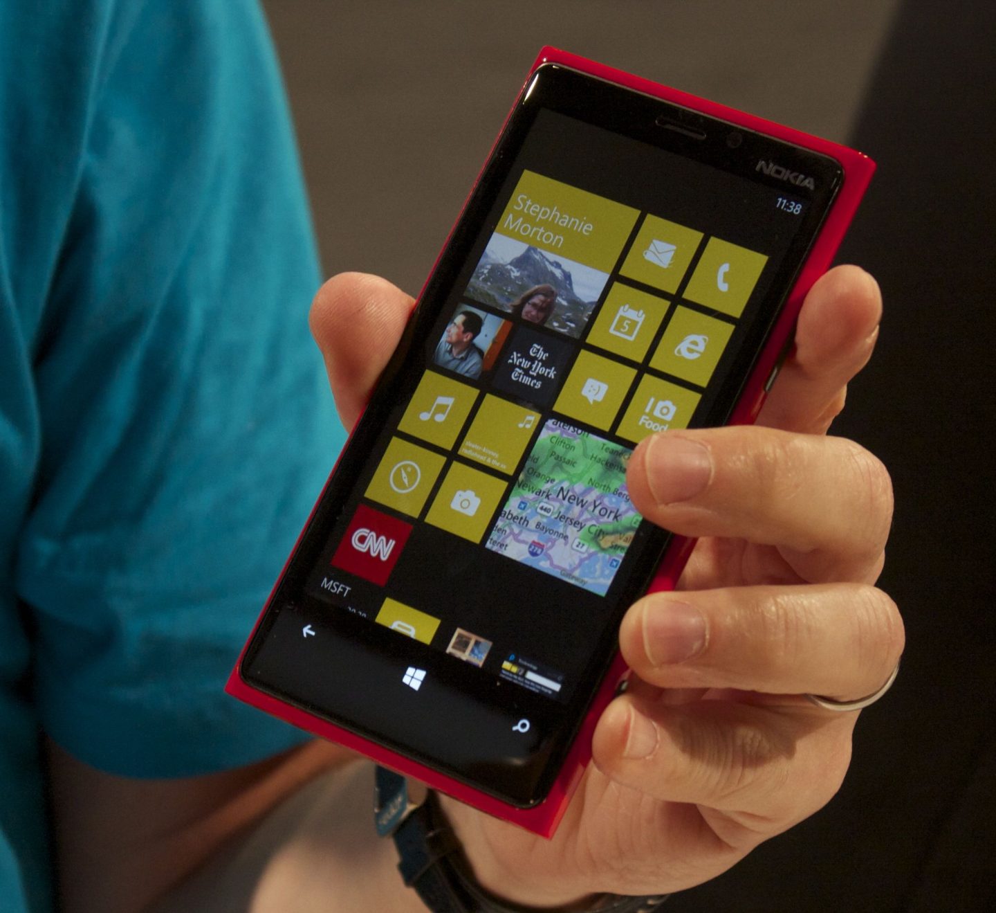 A closer look at Nokia Lumia 920’s body and remarkable PureView camera ...