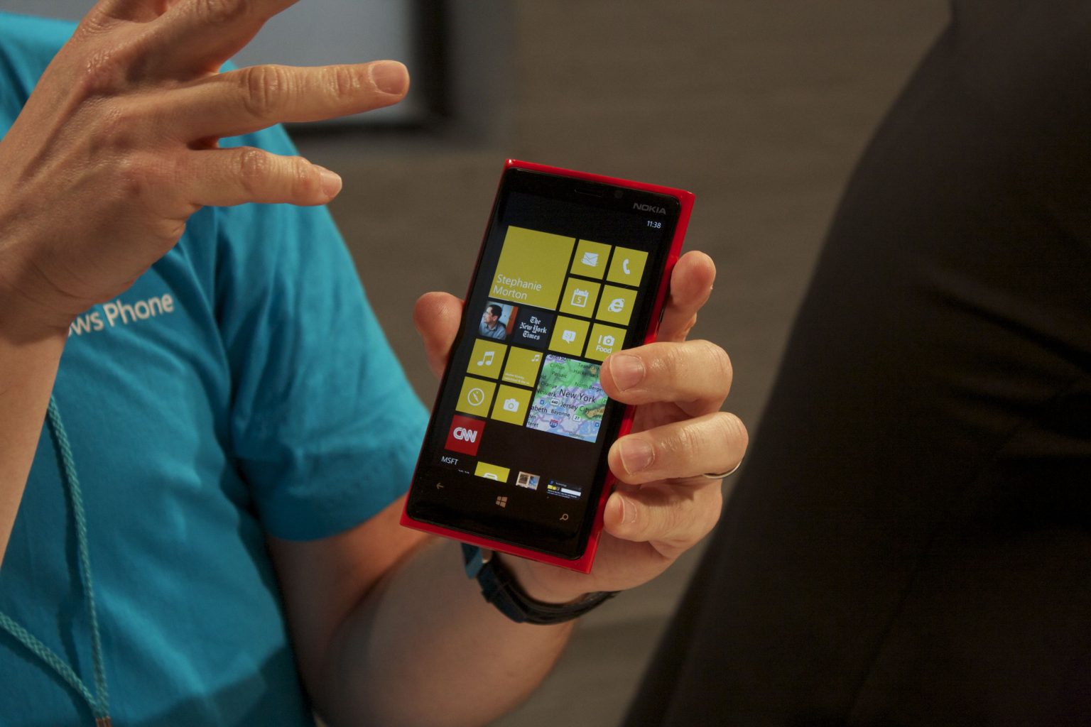 A closer look at Nokia Lumia 920's body and remarkable PureView camera ...