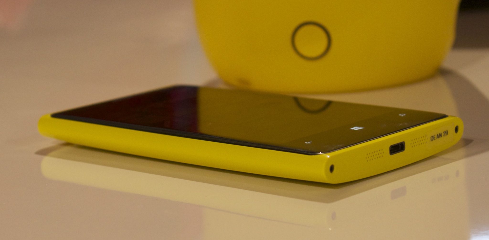 A closer look at Nokia Lumia 920's body and remarkable PureView camera ...