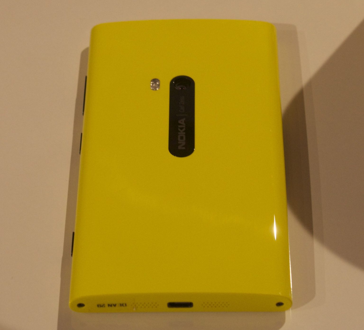 A closer look at Nokia Lumia 920’s body and remarkable PureView camera ...