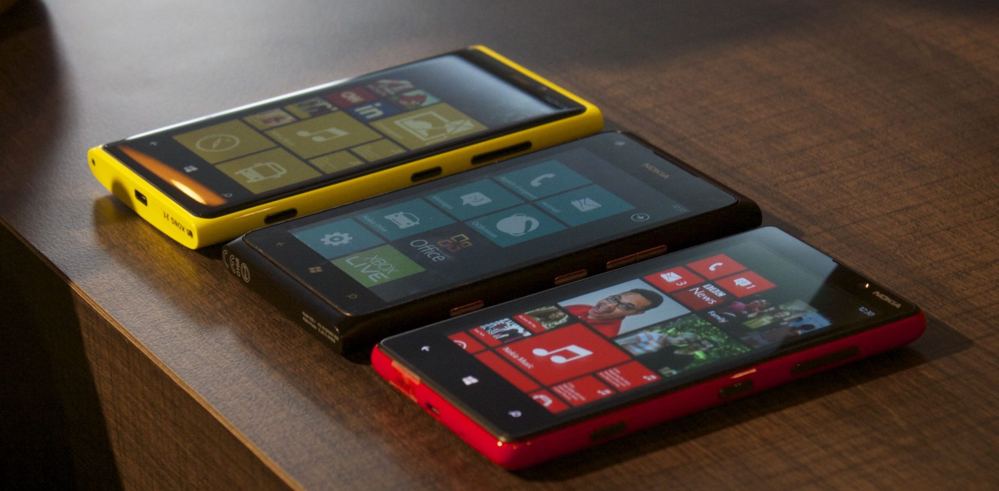 A closer look at Nokia Lumia 920's body and remarkable PureView camera ...