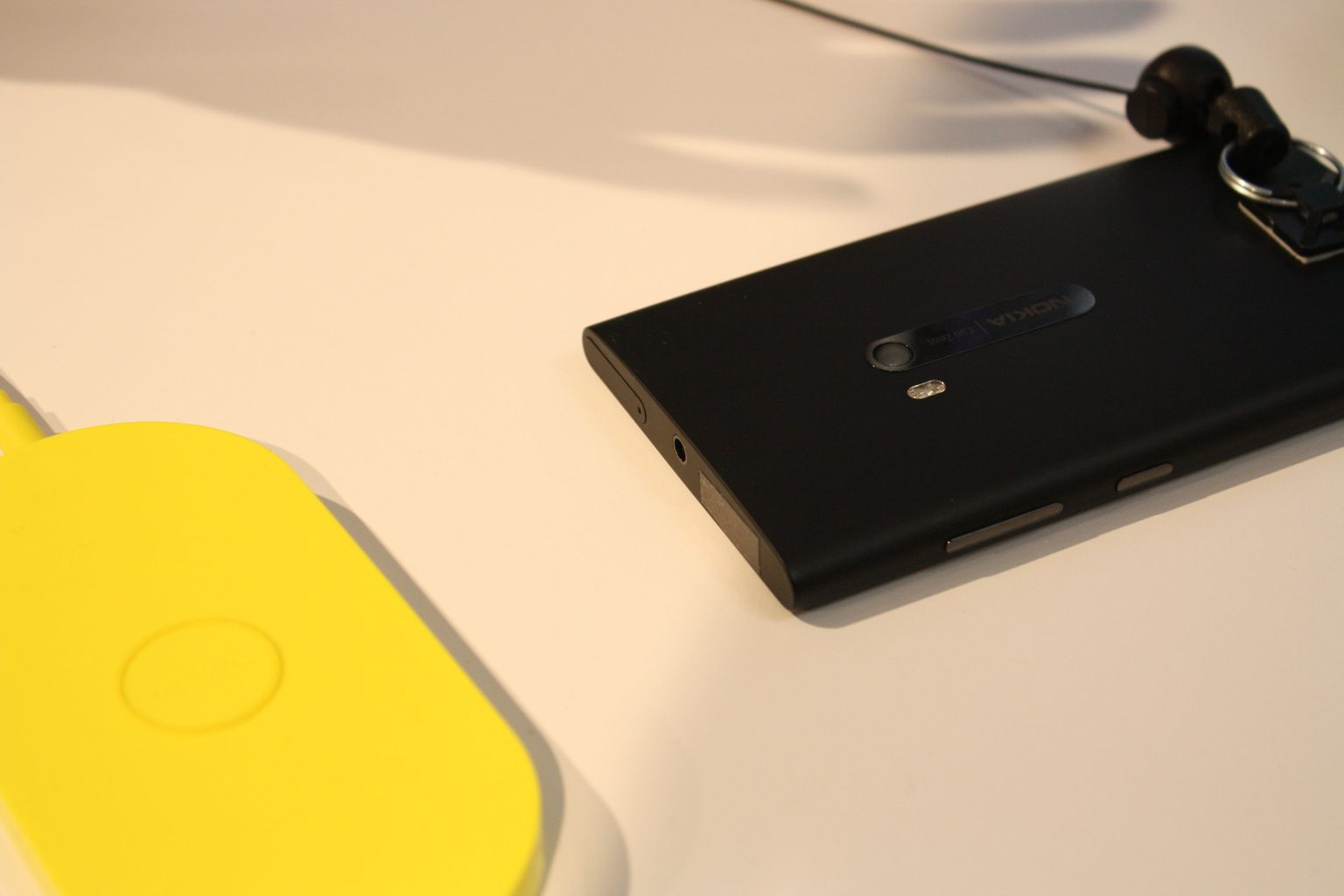 A closer look at Nokia Lumia 920's body and remarkable PureView camera ...