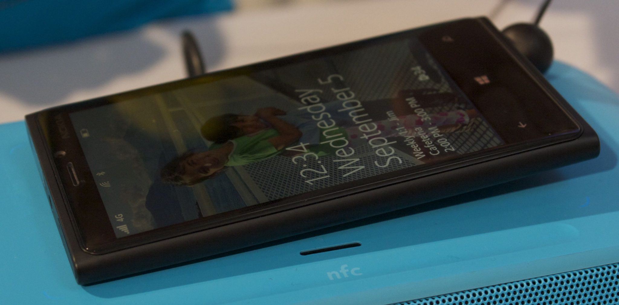 A closer look at Nokia Lumia 920’s body and remarkable PureView camera ...