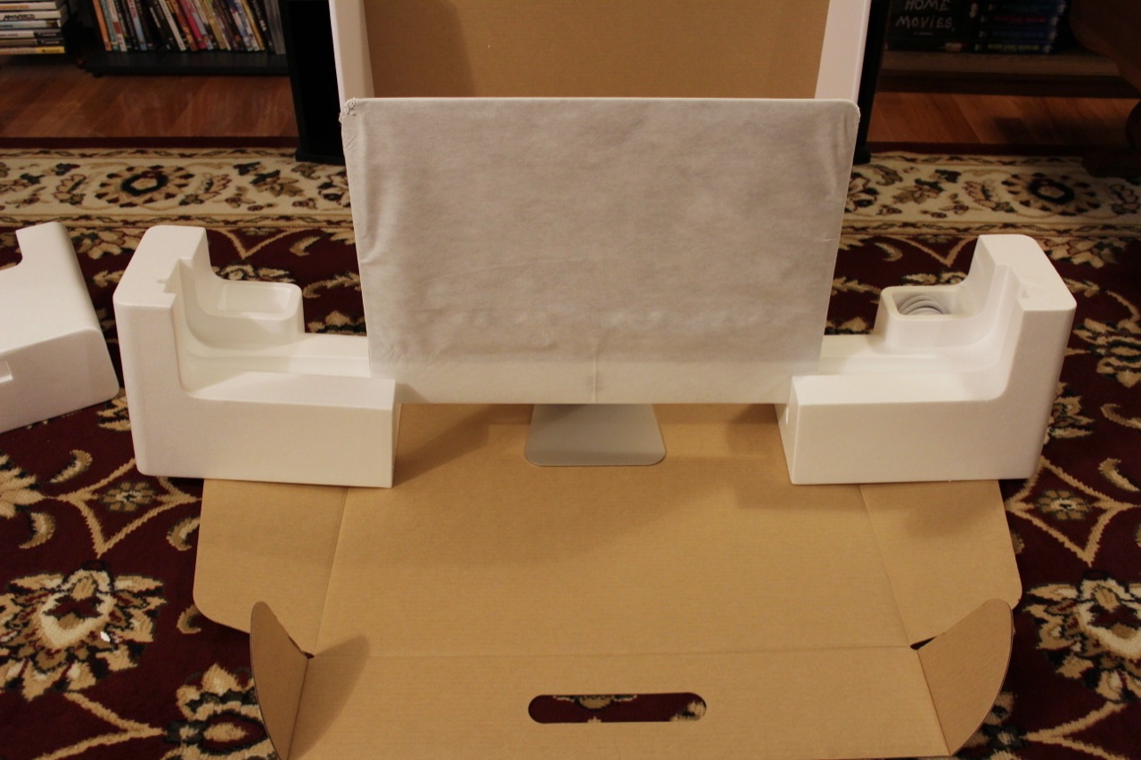 Taking the new iMac out of its weird-shaped box - Ars Technica