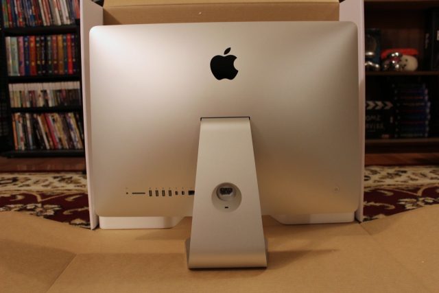 Taking the new iMac out of its weird-shaped box - Ars Technica