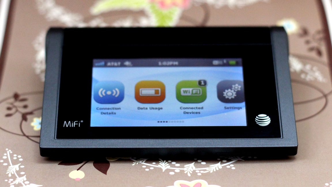 AT&T’s MiFi Liberate has a touchscreen—and it’s surprisingly useful ...
