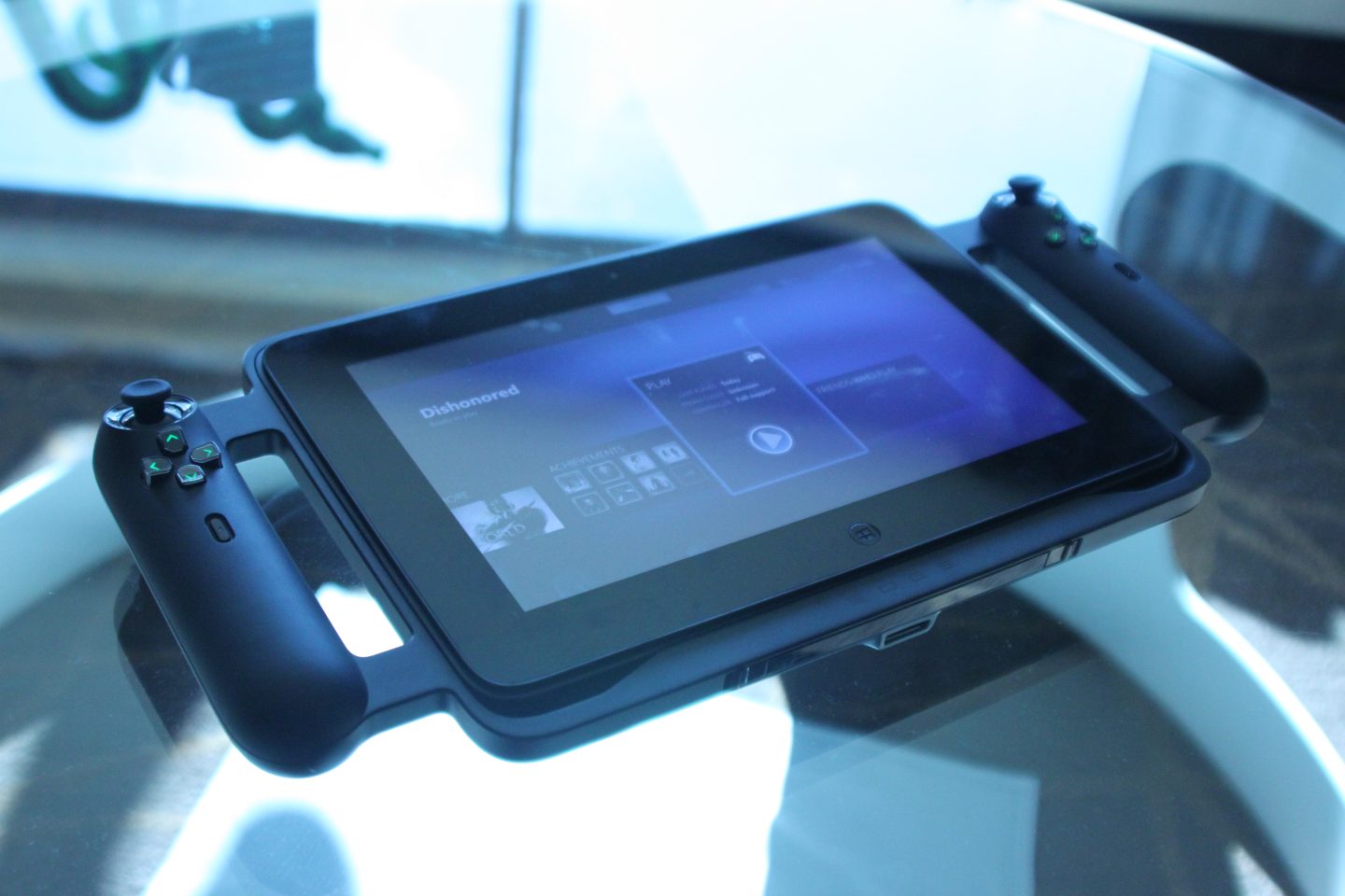 Hands-on with the Razer Edge: A mid-range gaming PC stuffed in a tablet ...