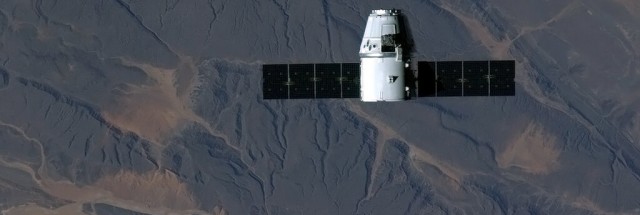 SpaceX Dragon successfully docks with International Space Station | Ars ...