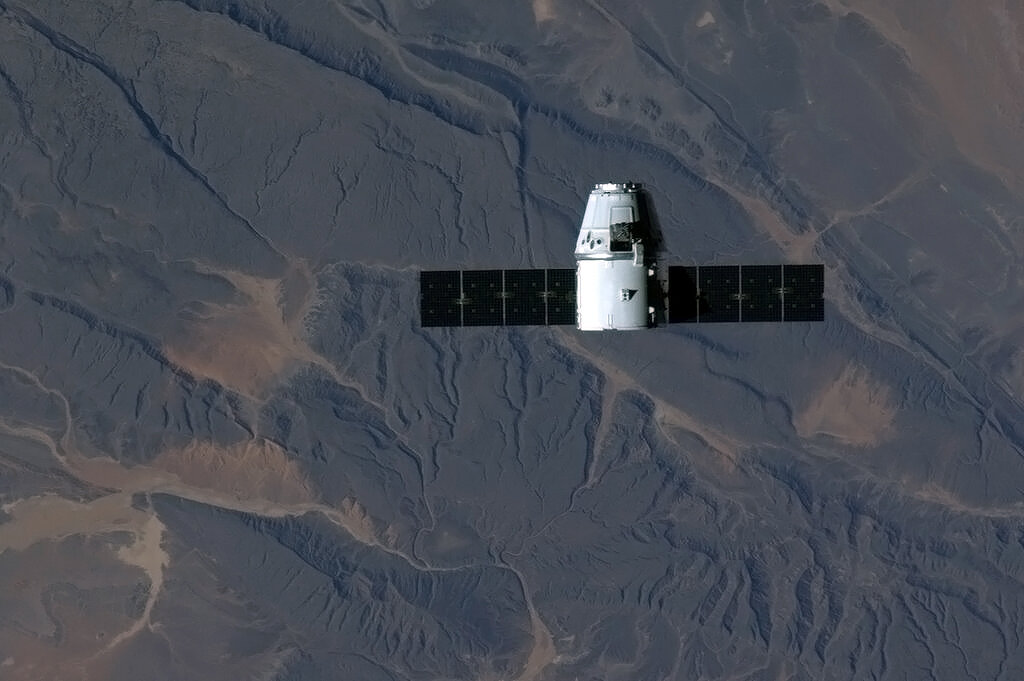 SpaceX Dragon successfully docks with International Space Station - Ars ...
