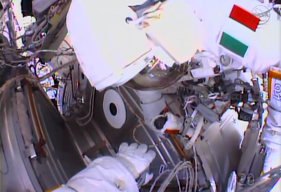 ISS spacewalk aborted when water begins to fill astronaut’s suit - Ars ...