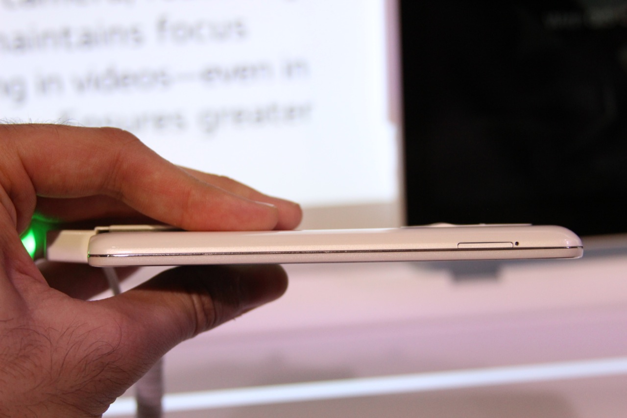 Hands-on with LG’s G2 smartphone (and the buttons on the back) - Ars ...