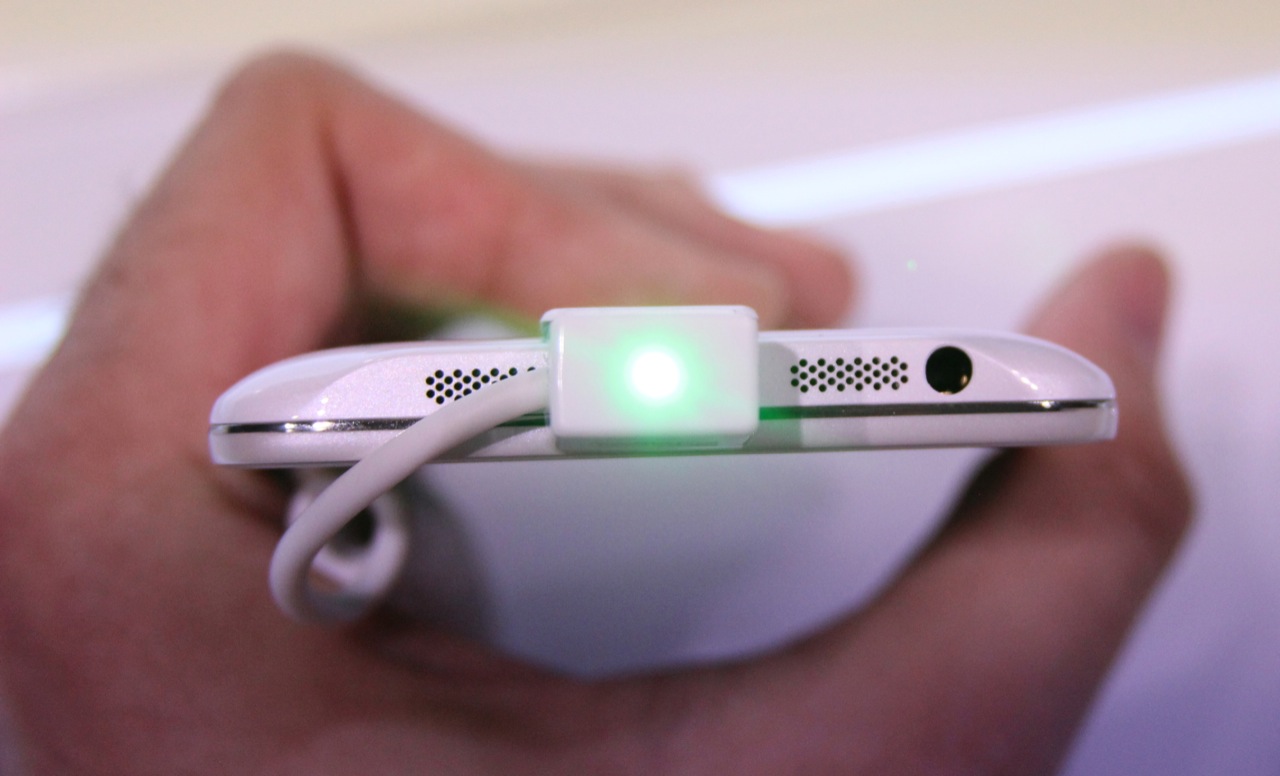 Hands-on with LG’s G2 smartphone (and the buttons on the back) - Ars ...