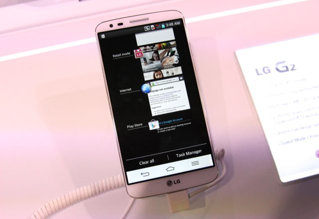 Hands-on with LG’s G2 smartphone (and the buttons on the back) - Ars ...