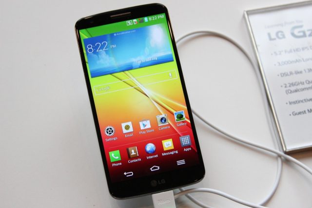 Hands-on with LG’s G2 smartphone (and the buttons on the back) - Ars ...