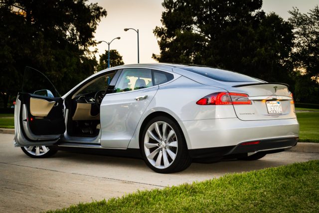 Review: Tesla Motors’ all-electric Model S is fast—but is it a good car ...