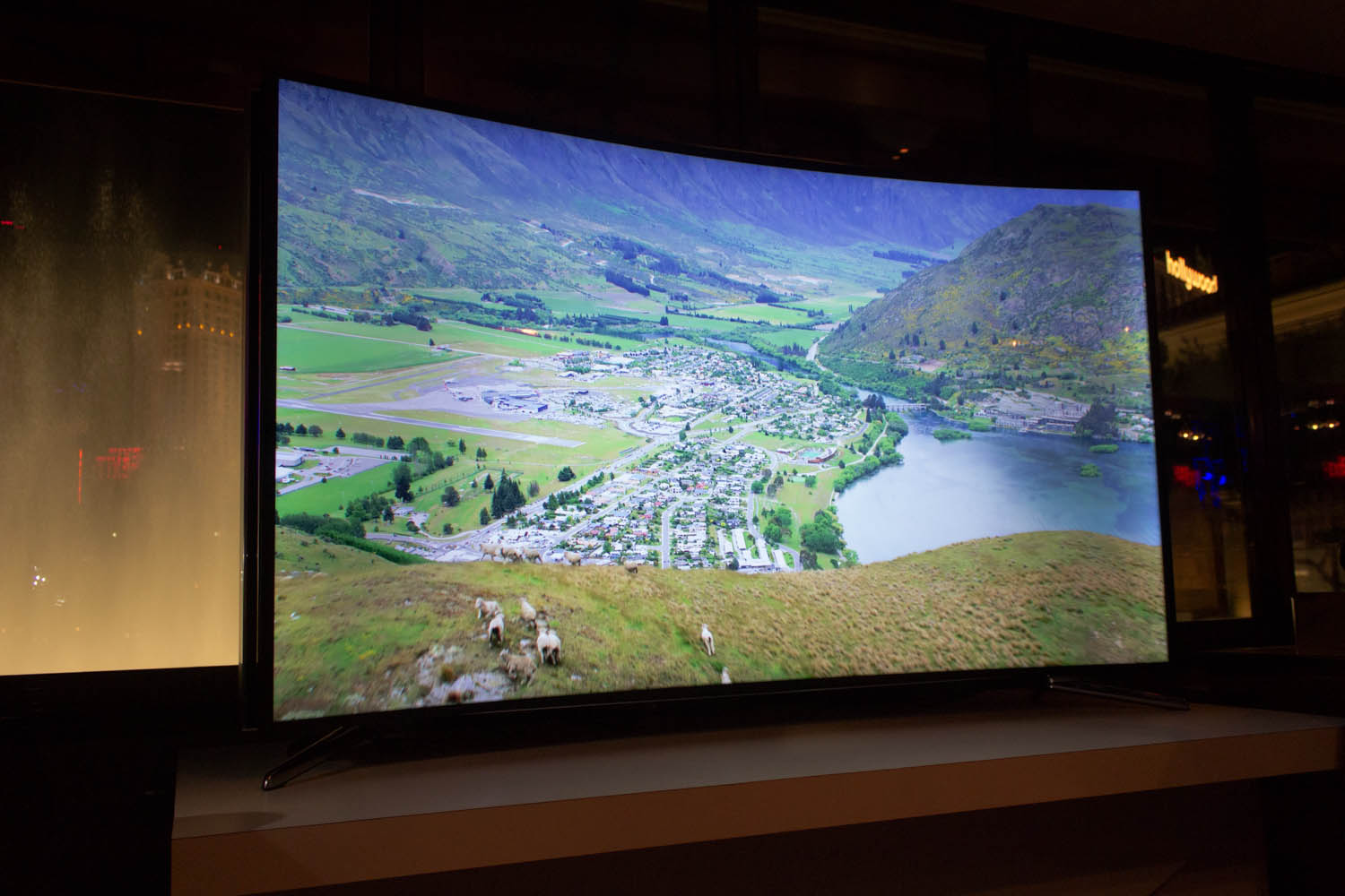 Samsung announces UHD TVs that curve and bend - Ars Technica
