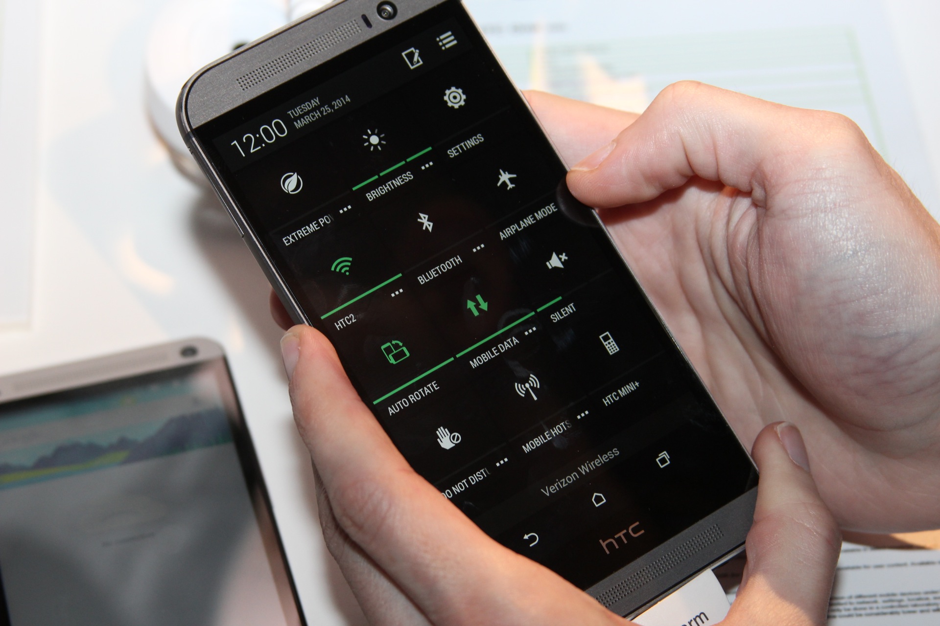 Gallery: The new HTC One M8 in all its brushed-metal glory - Ars Technica