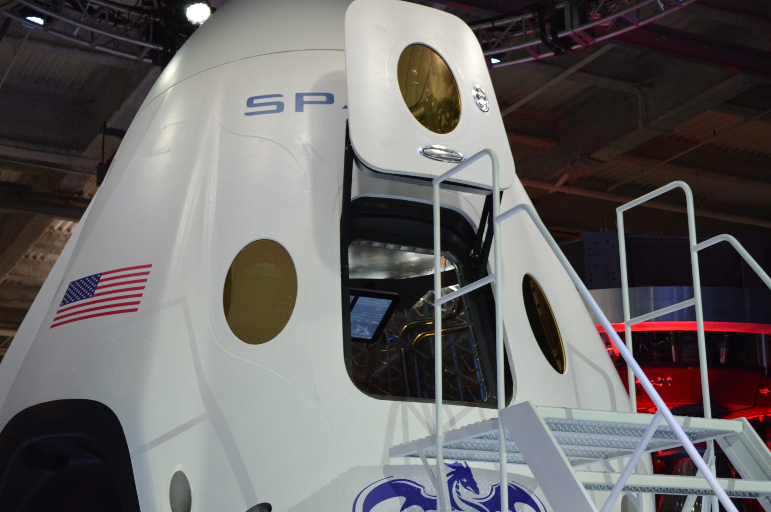 SpaceX shows off Dragon V2, its brand new manned space capsule - Ars ...