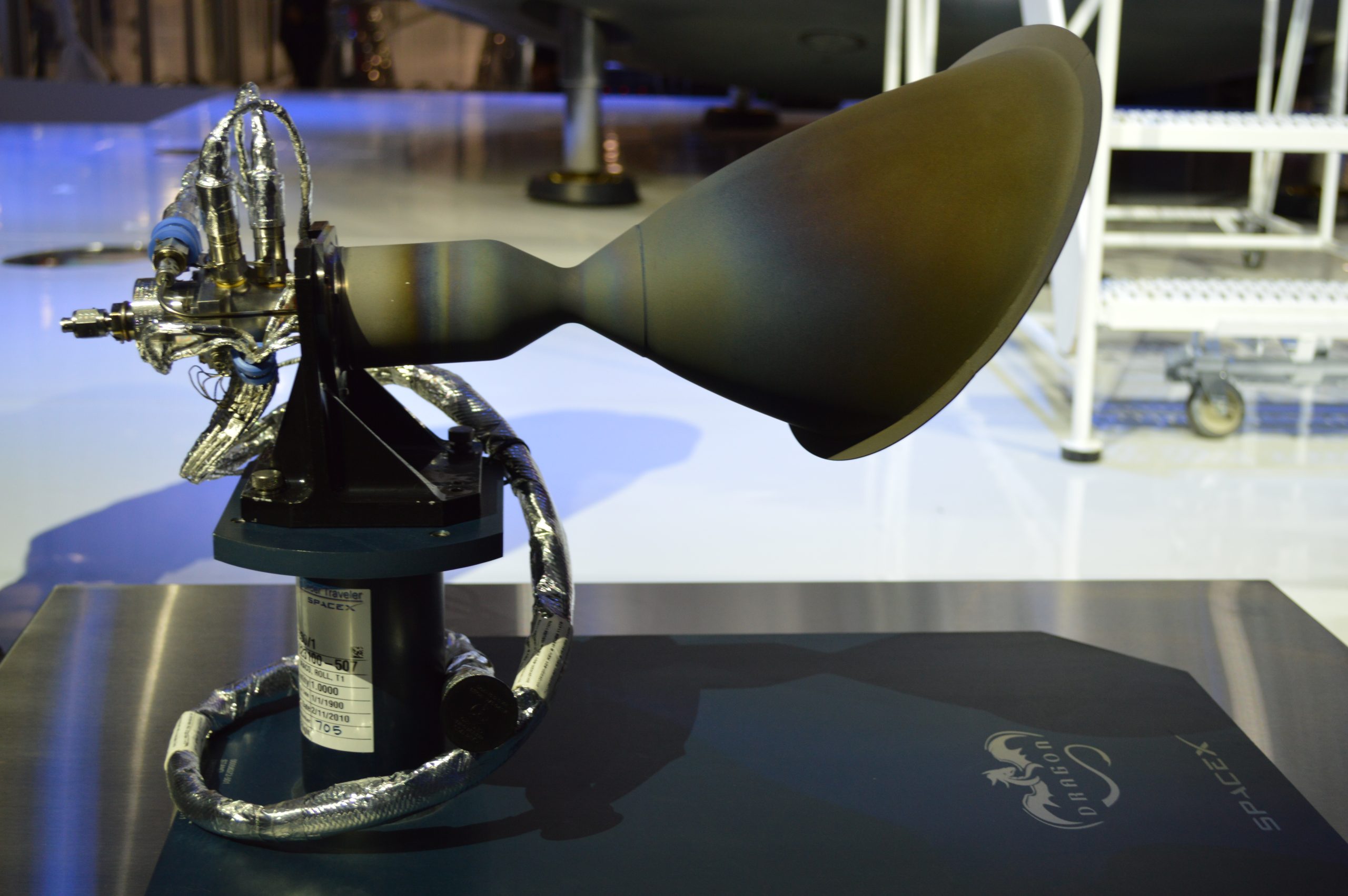 SpaceX shows off Dragon V2, its brand new manned space capsule - Ars ...