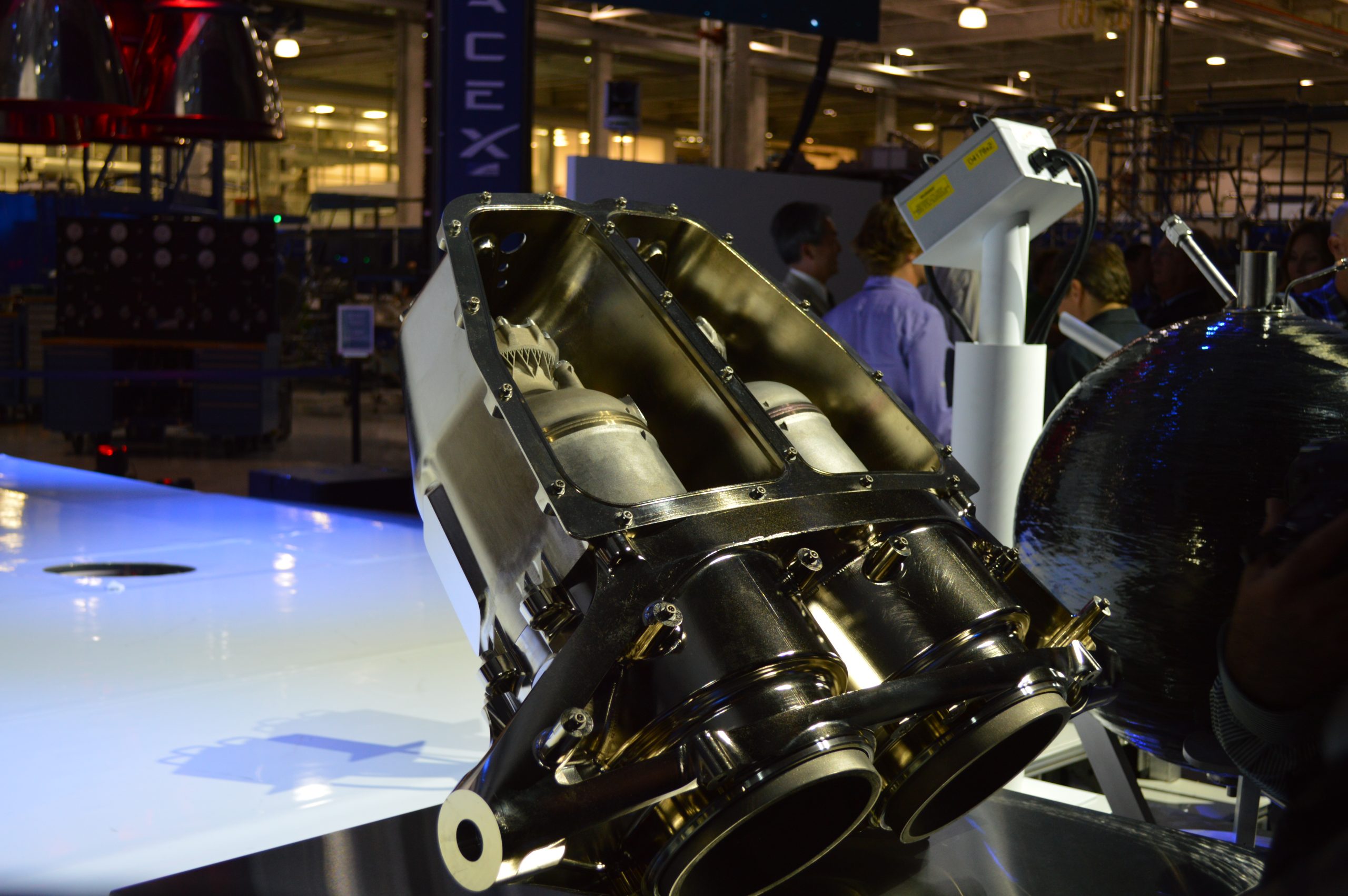 SpaceX shows off Dragon V2, its brand new manned space capsule - Ars ...