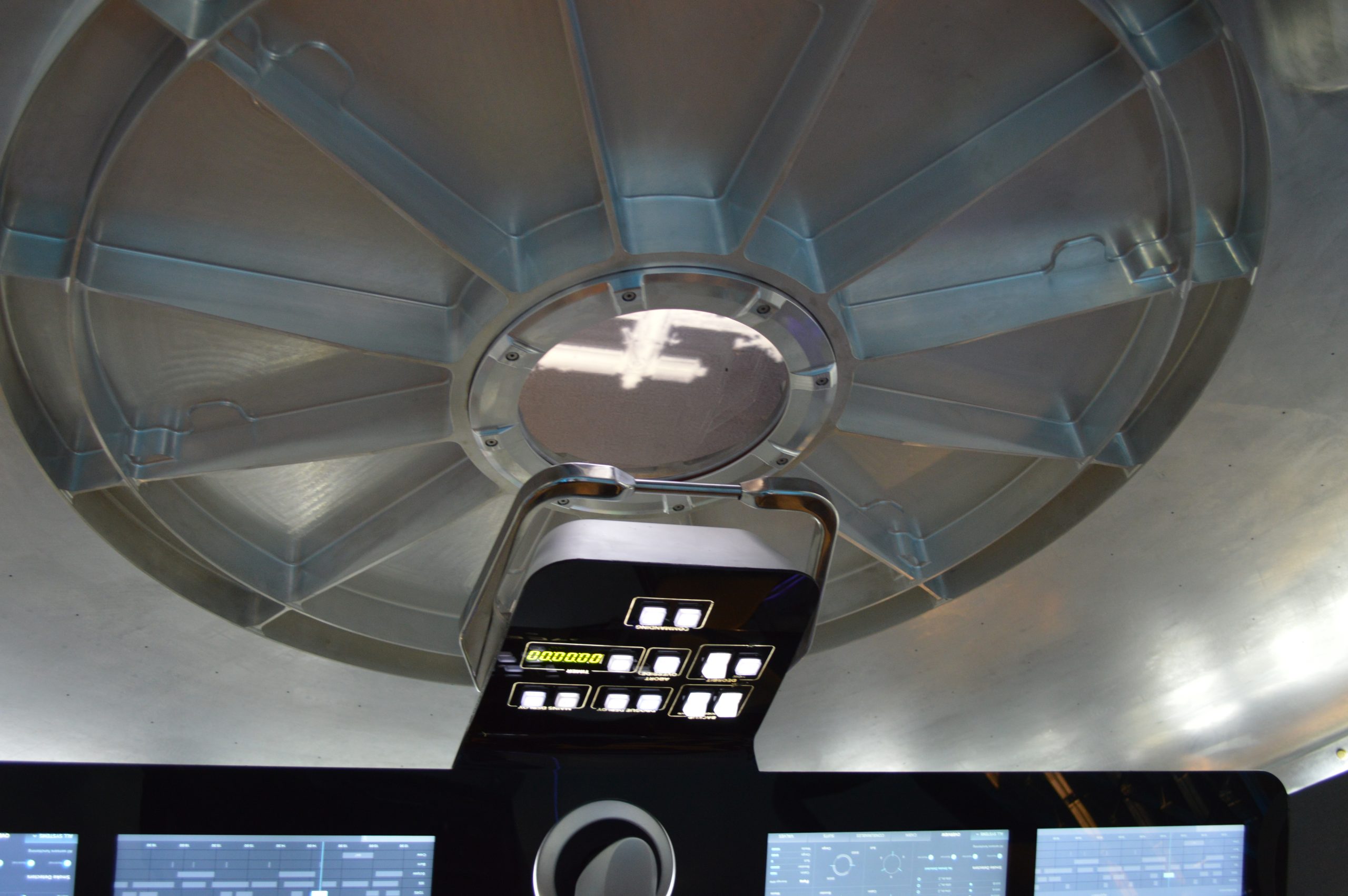 SpaceX shows off Dragon V2, its brand new manned space capsule - Ars ...