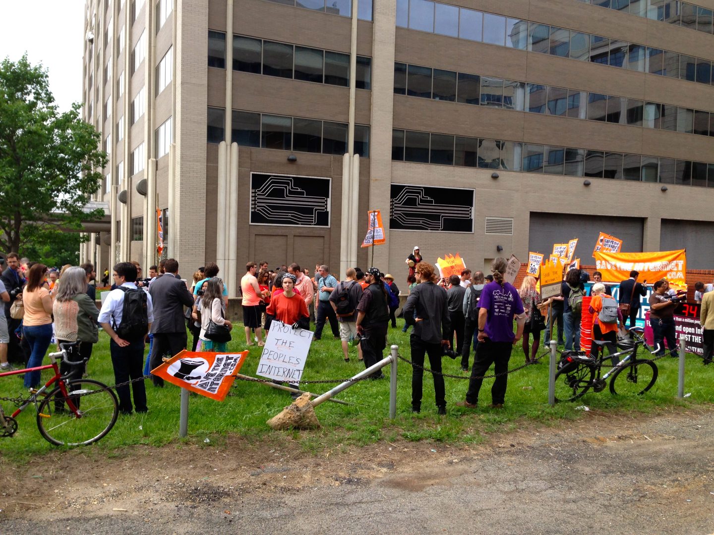 Hundreds protest outside FCC net neutrality hearing - Ars Technica