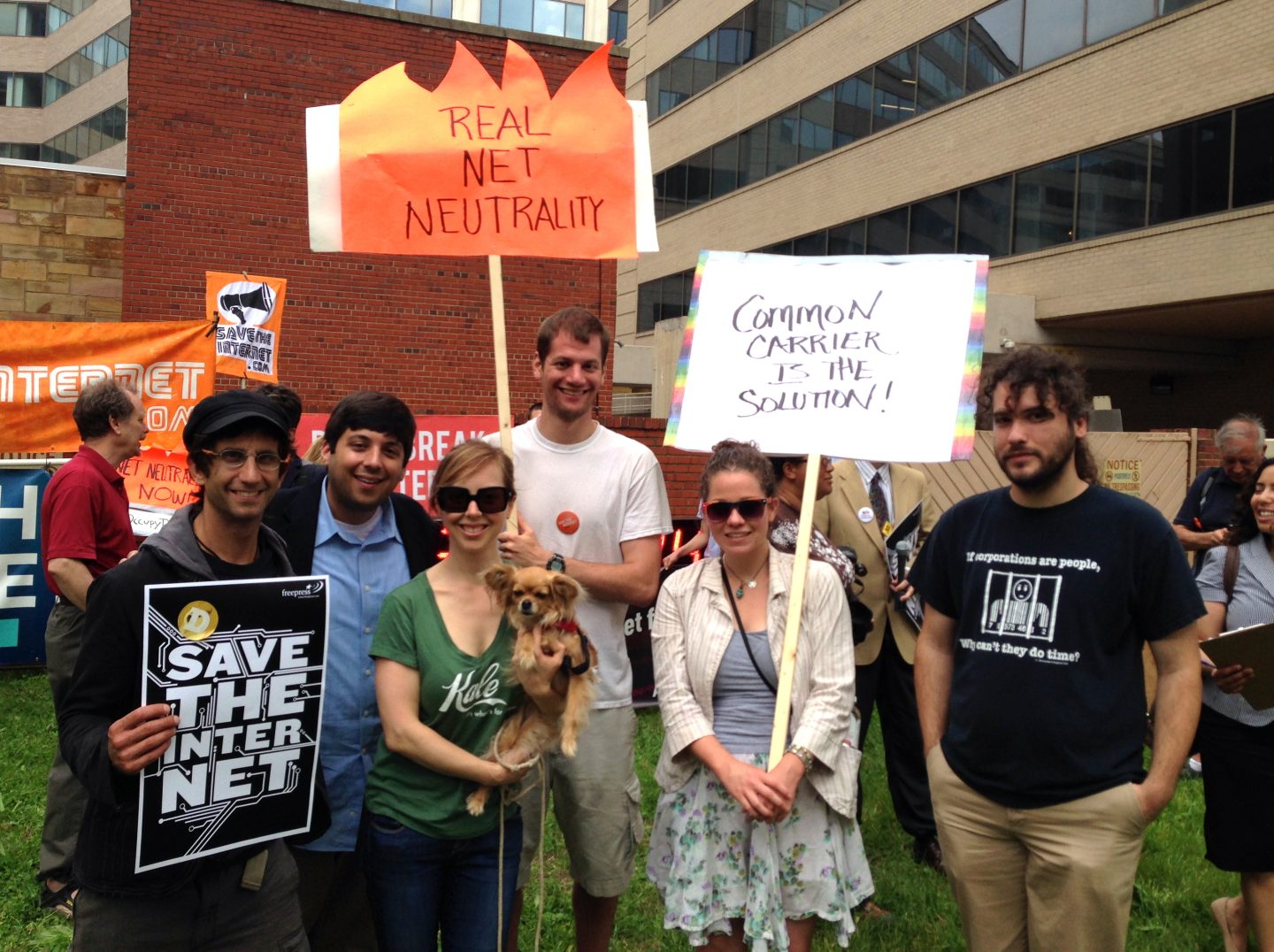 Hundreds protest outside FCC net neutrality hearing - Ars Technica