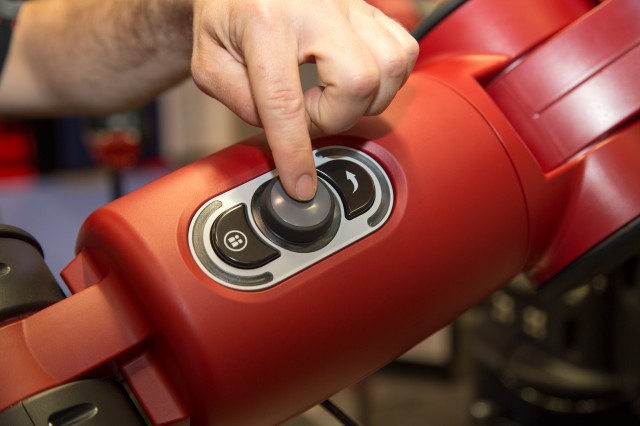 Hands-on with Baxter, the factory robot of the future | Ars Technica