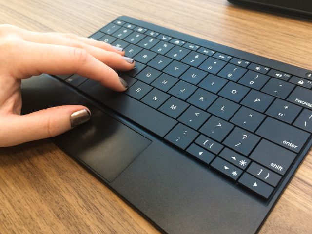 Amazon reveals sleek new e-reader, beefed-up HDX tablet, keyboard - Ars ...