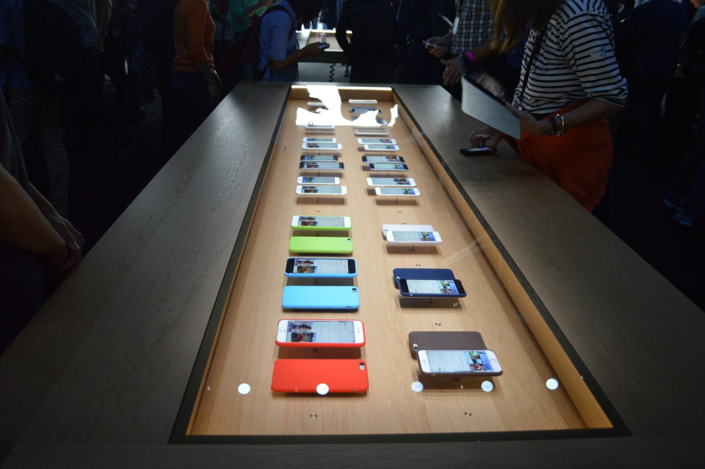 Hands-on with the iPhone 6 and 6 Plus, Apple’s first crack at big ...
