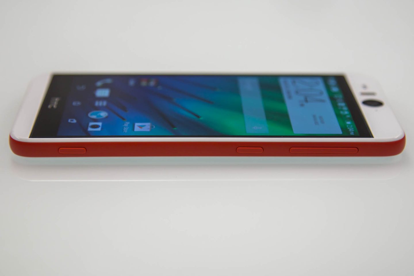Hands-on with the HTC Desire Eye, a phone with a 13MP front camera ...