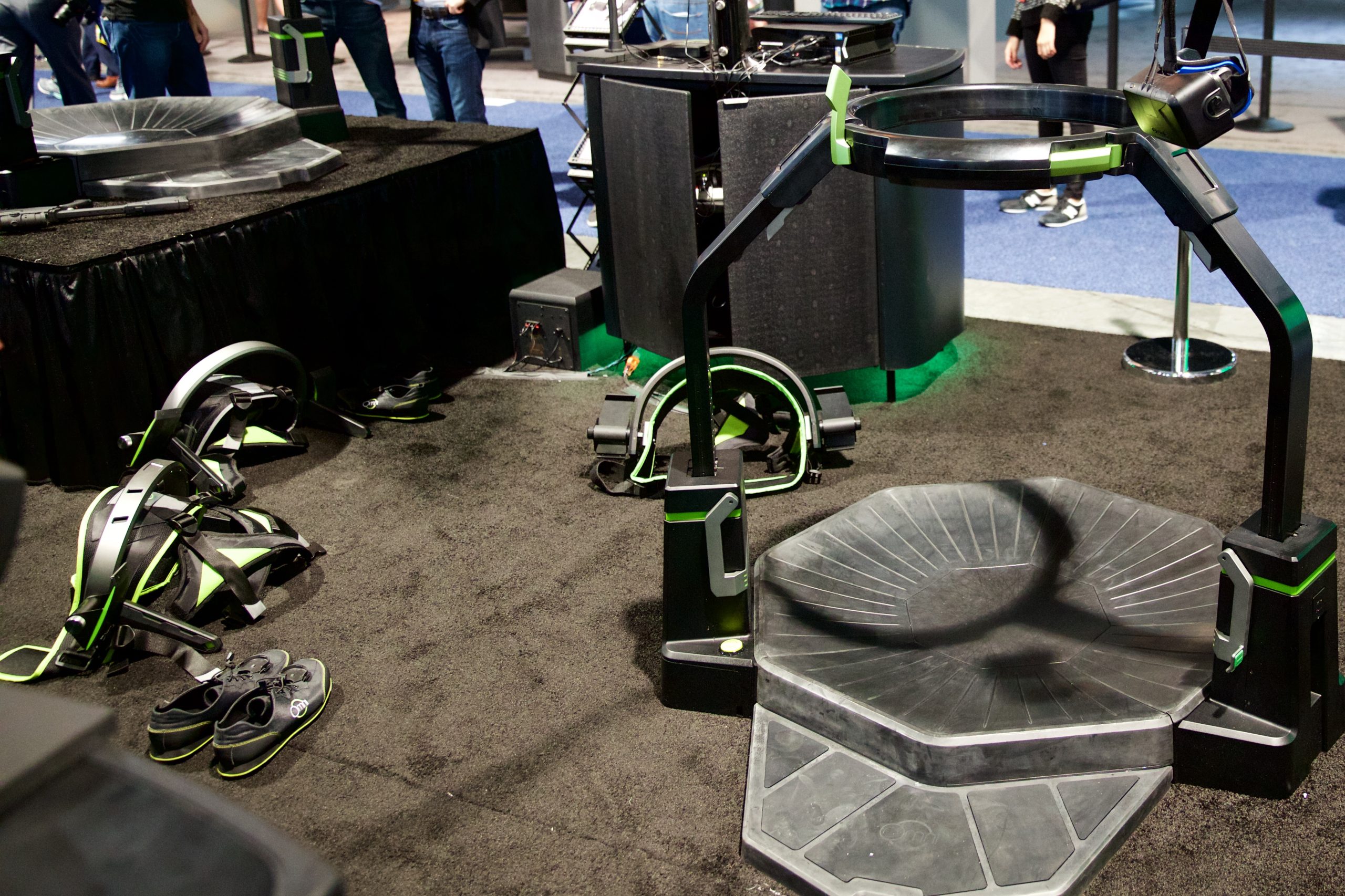 The Virtuix Omni VR treadmill made us all hot and sweaty - Ars Technica