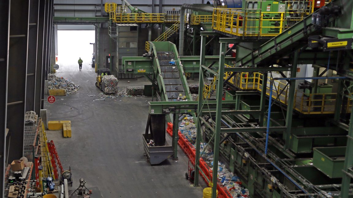 Inside New York City’s newest recycling center - Ars Technica