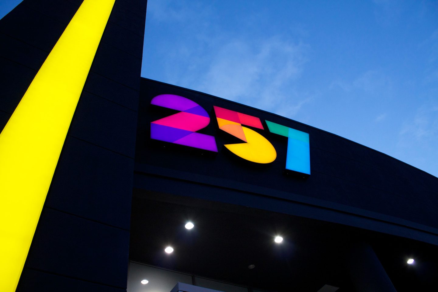 Leveling up the barcade: A visit to Chicago’s Pac-Man themed Level 257 ...