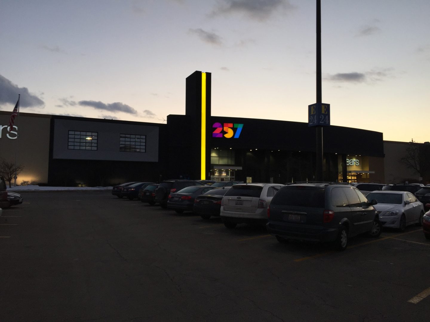 Leveling up the barcade: A visit to Chicago’s Pac-Man themed Level 257 ...