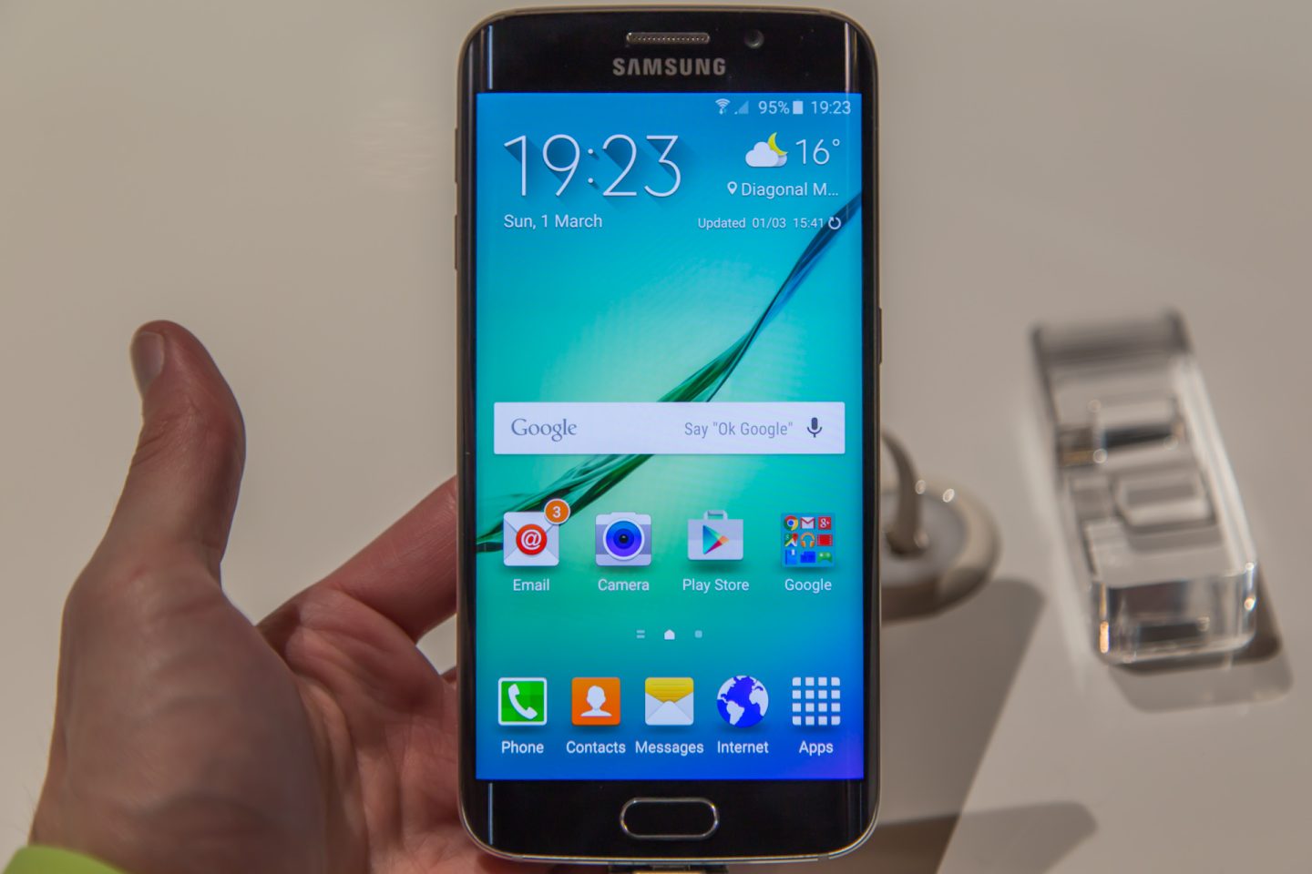 Galaxy S6 and S6 Edge hands-on: Samsung finally builds a premium ...