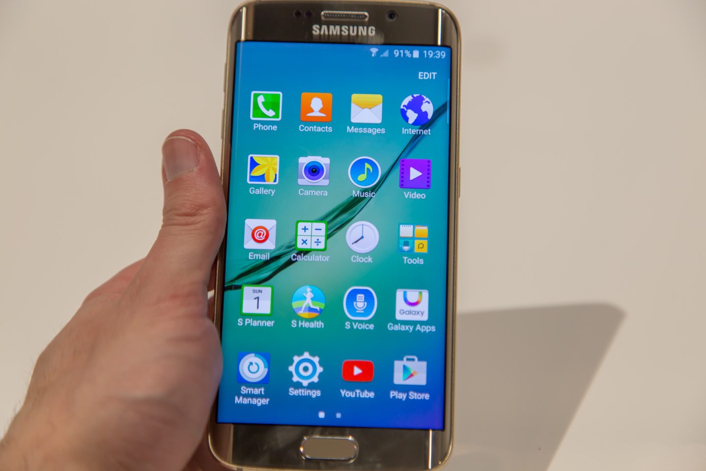 Galaxy S6 and S6 Edge hands-on: Samsung finally builds a premium ...