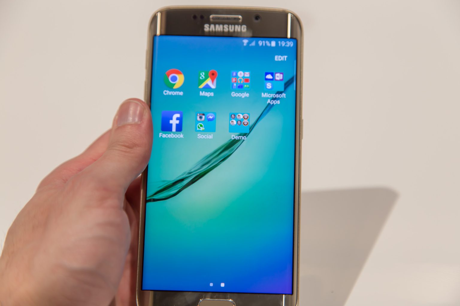 Galaxy S6 and S6 Edge hands-on: Samsung finally builds a premium ...