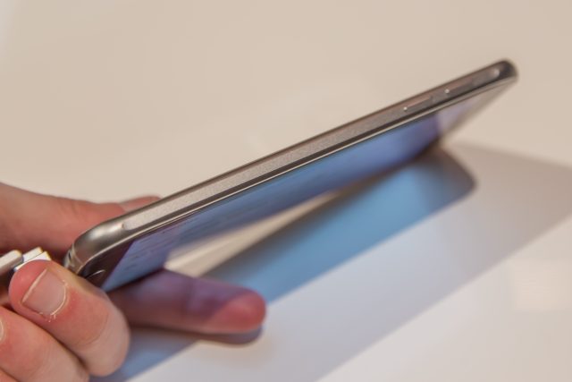 Galaxy S6 and S6 Edge hands-on: Samsung finally builds a premium ...