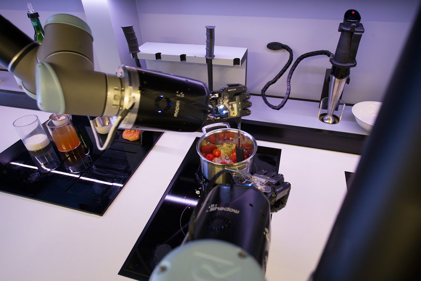 The world’s first robotic kitchen prepares crab bisque for Ars Technica ...