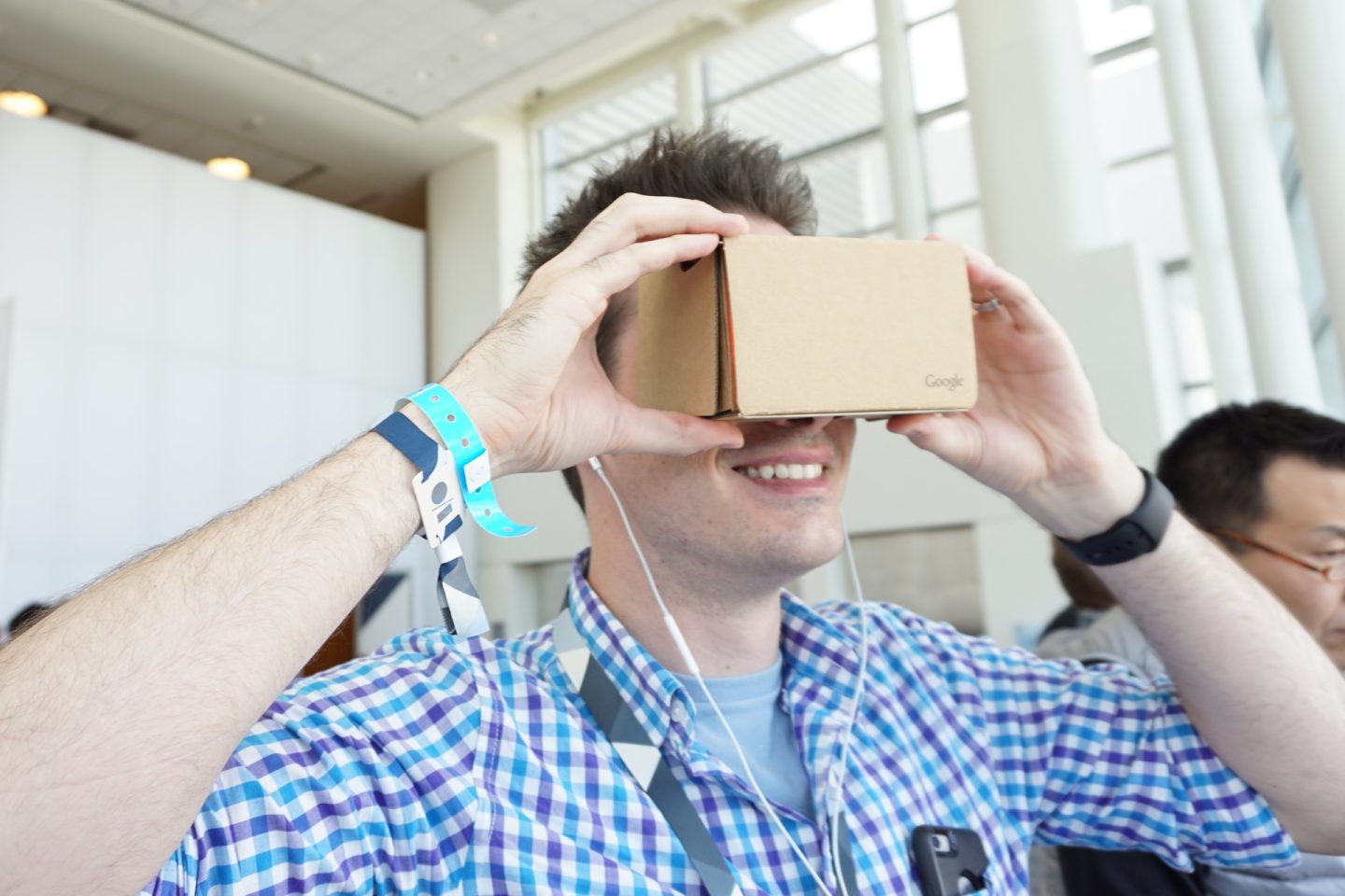 Low-end VR: Playing with Google’s new Cardboard headset - Ars Technica