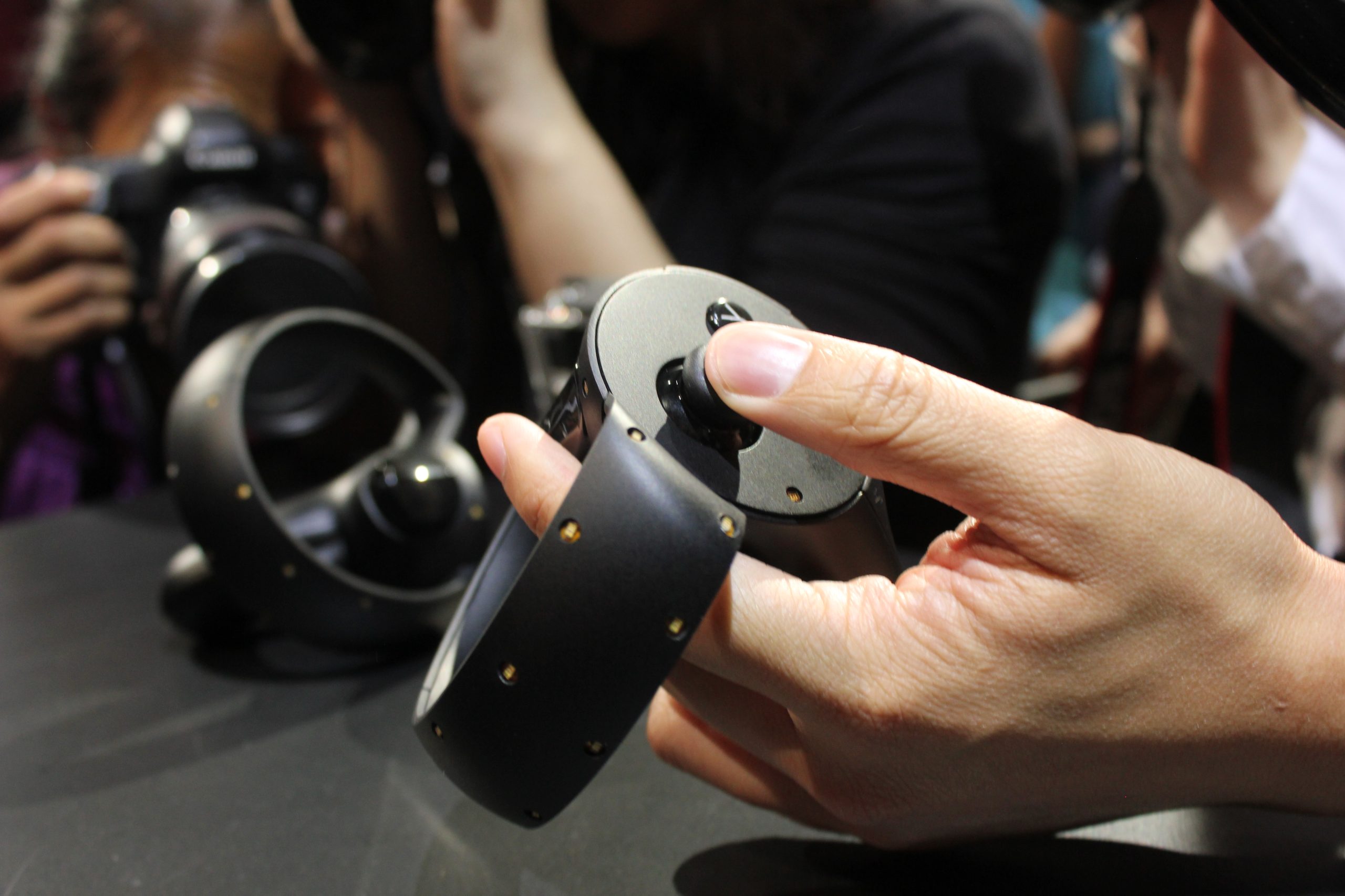 Oculus announces “Touch” controller for VR headset - Ars Technica
