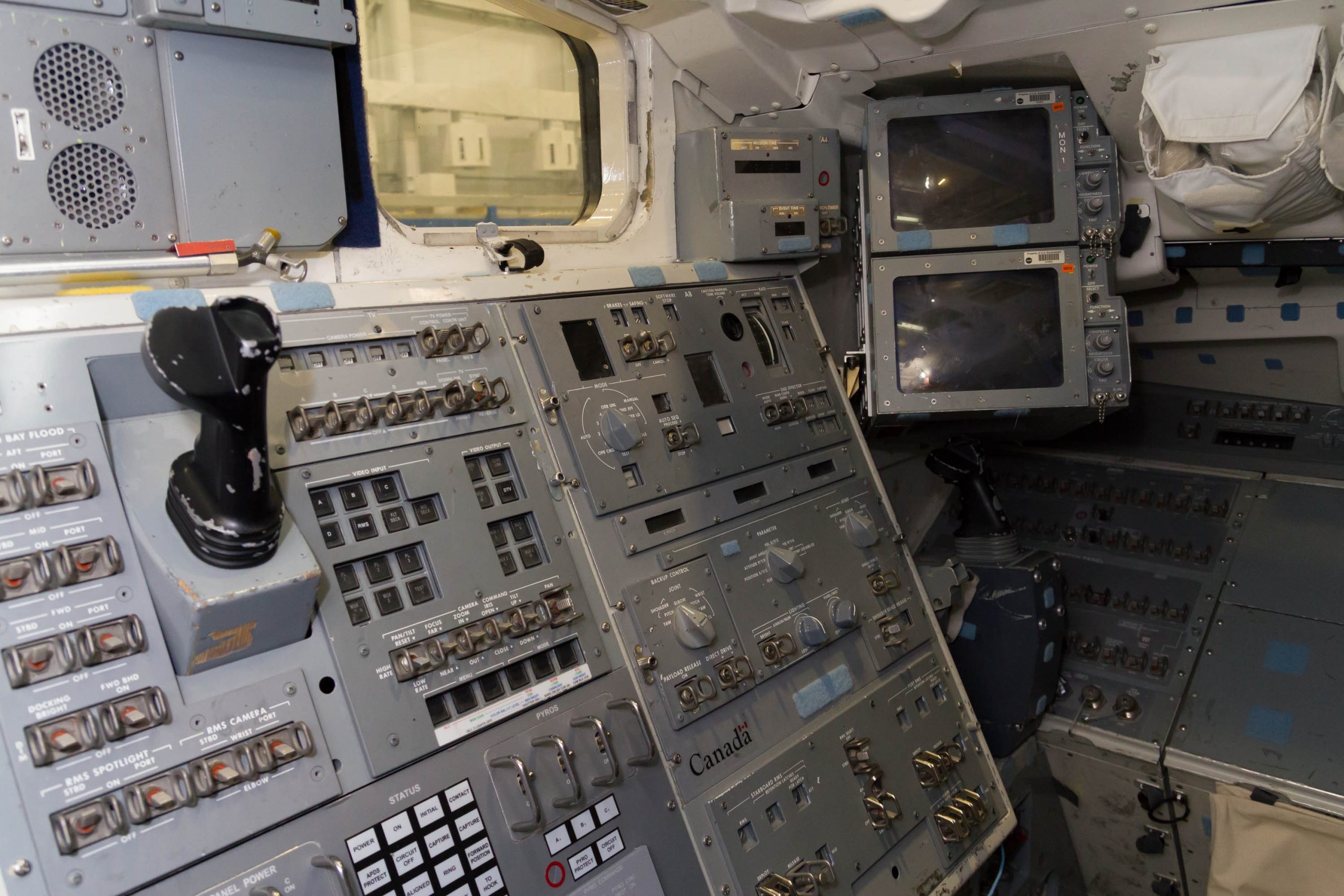 A detailed photo tour of NASA’s space shuttle cockpit trainer - Ars ...