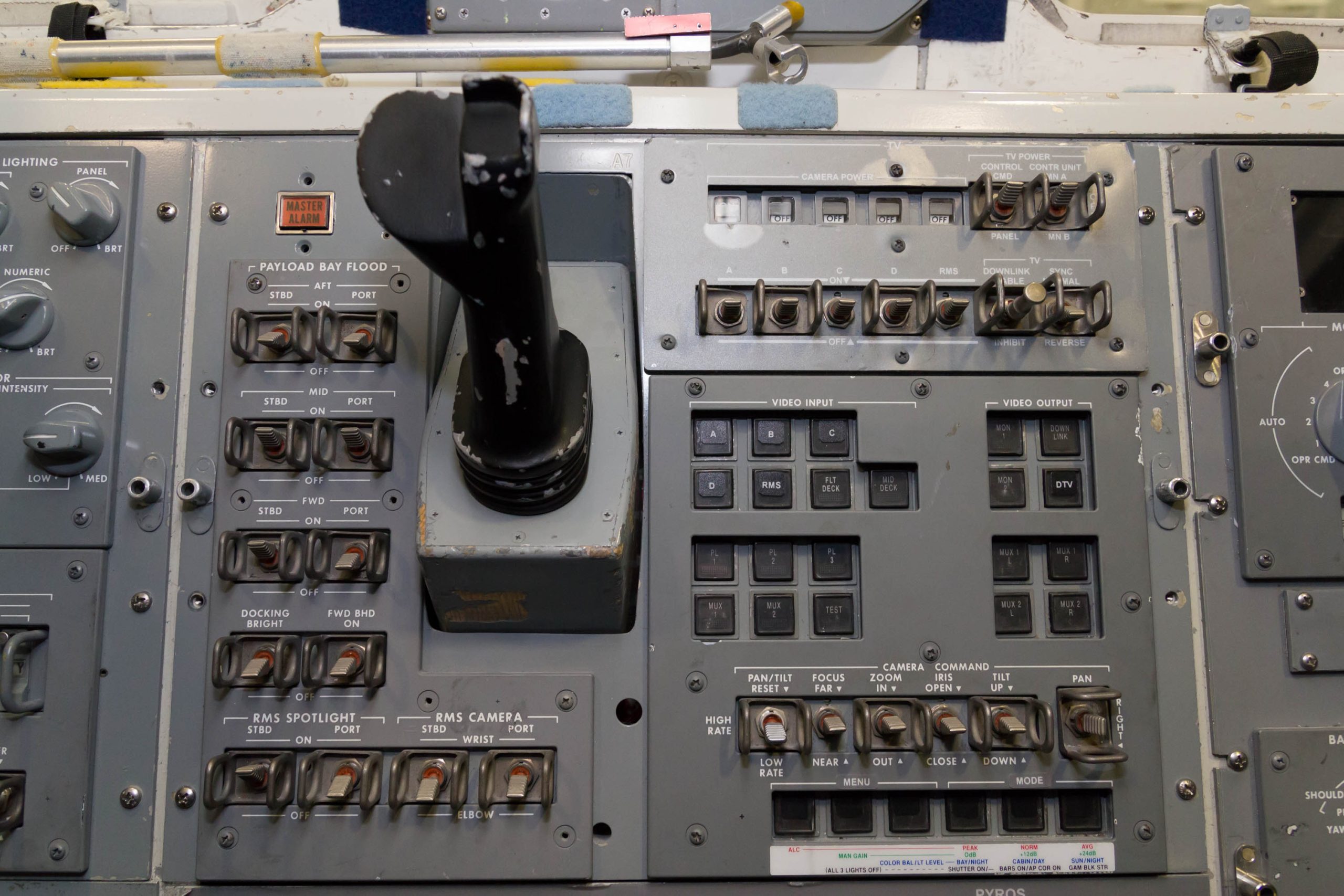 A detailed photo tour of NASA’s space shuttle cockpit trainer - Ars ...