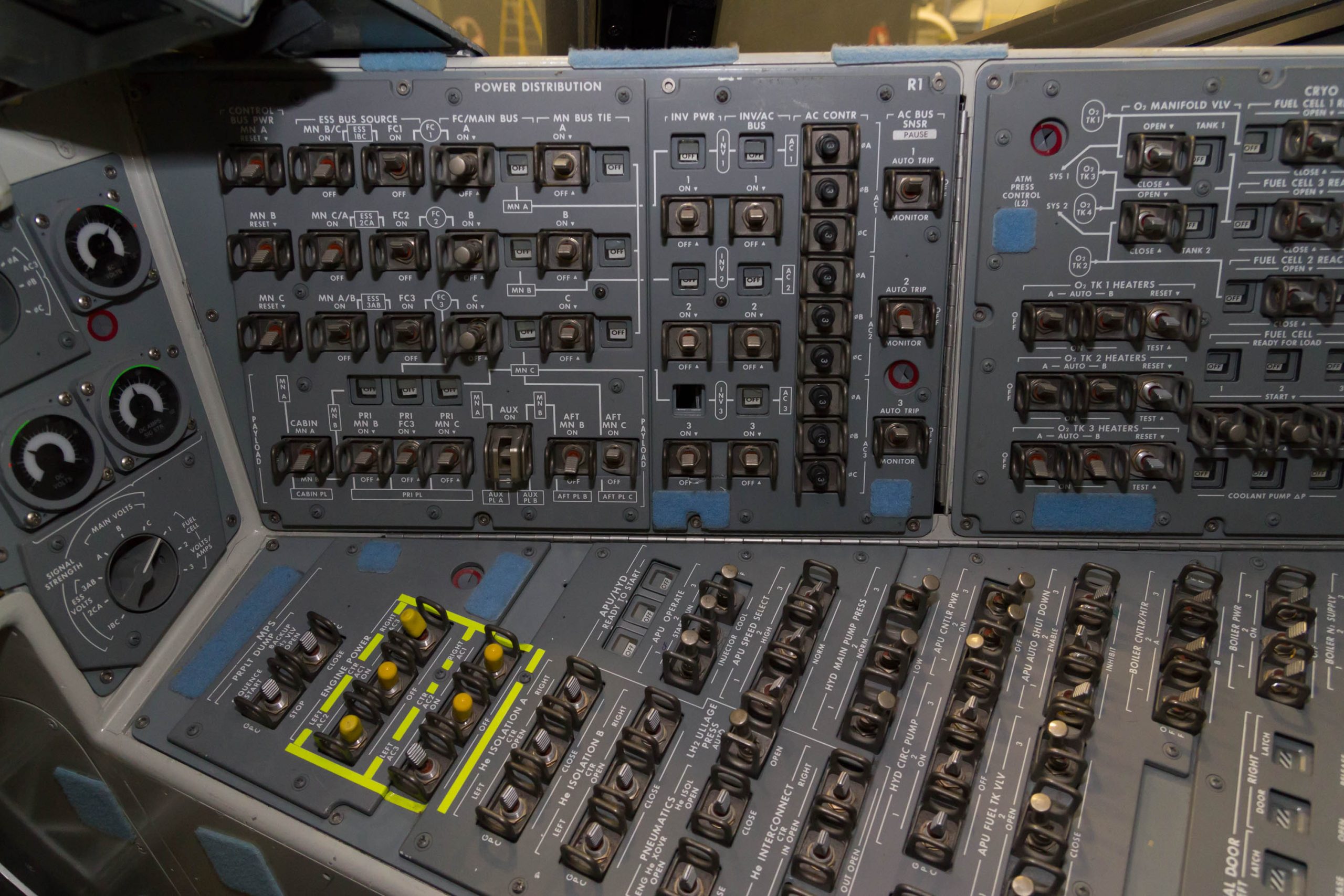 A detailed photo tour of NASA’s space shuttle cockpit trainer - Ars ...