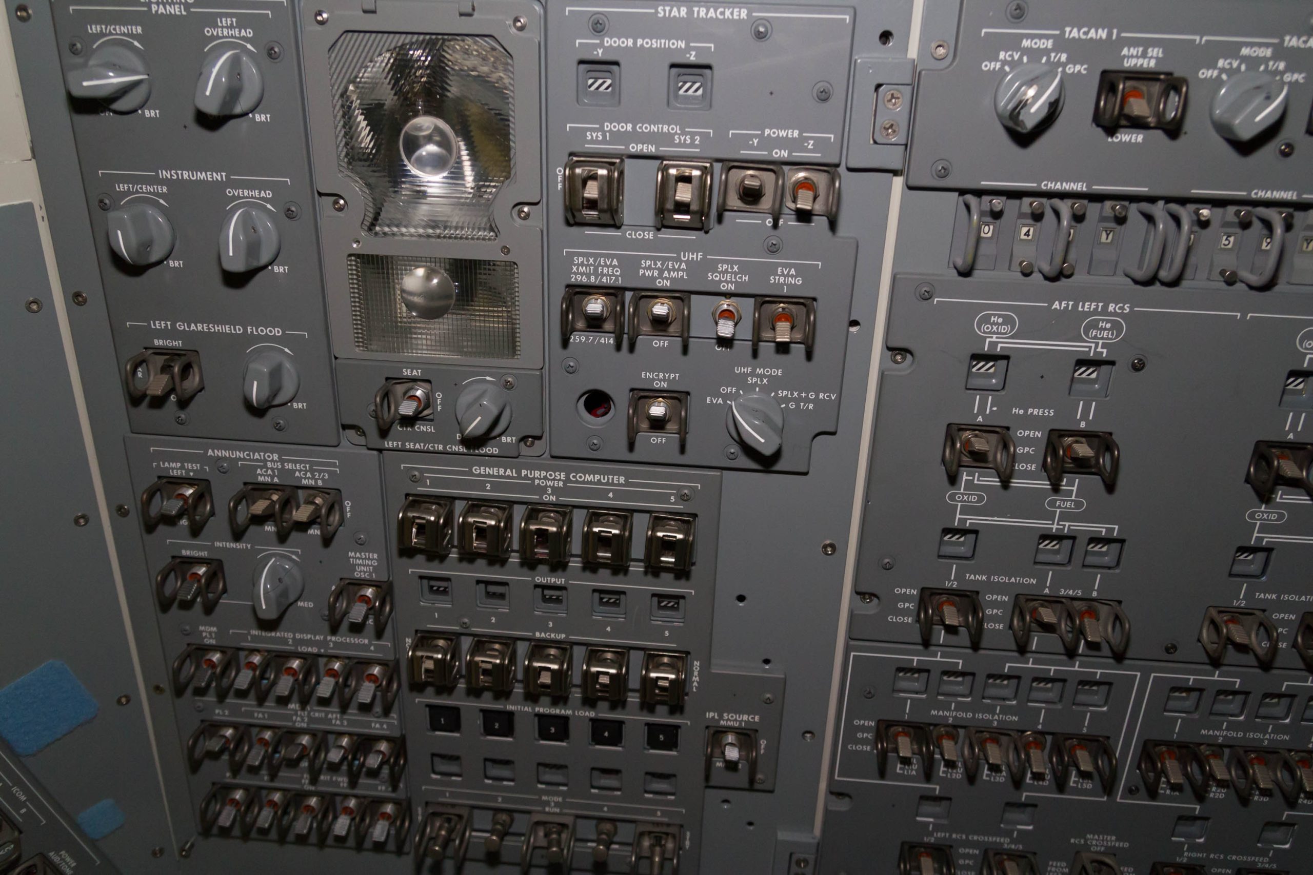 A detailed photo tour of NASA’s space shuttle cockpit trainer - Ars ...